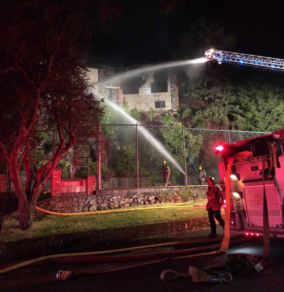 Fire engulfs abandoned house in Oak Bay (PHOTOS/VIDEO)