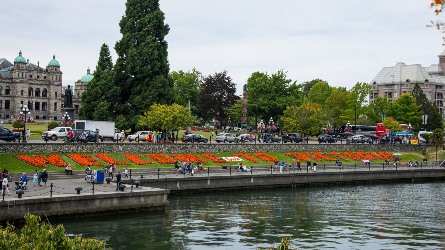 'Welcome to Victoria' sign returns to Inner Harbour to kickoff the summer