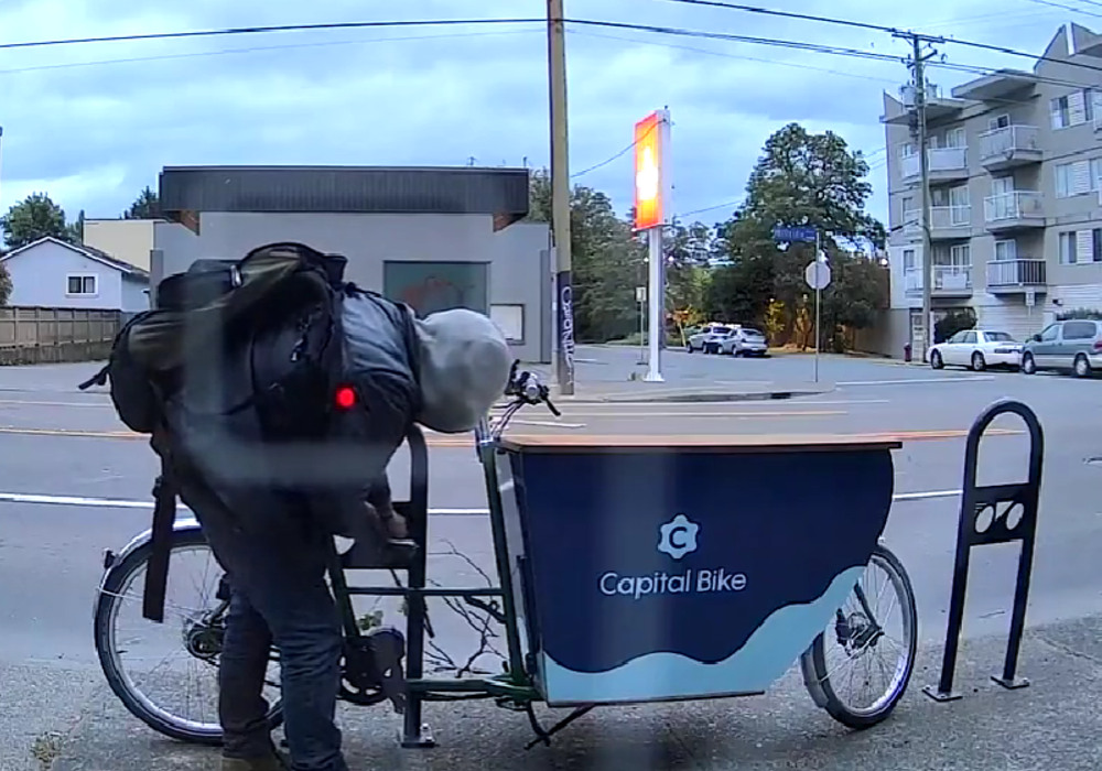 Security camera captures bold daylight theft of Capital Bike's cargo e ...