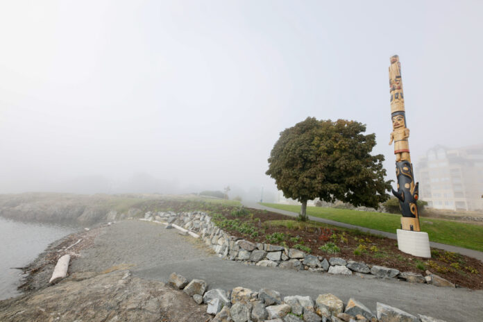 ‘Welcome Pole’: New 30-foot totem pole erected near Victoria ...